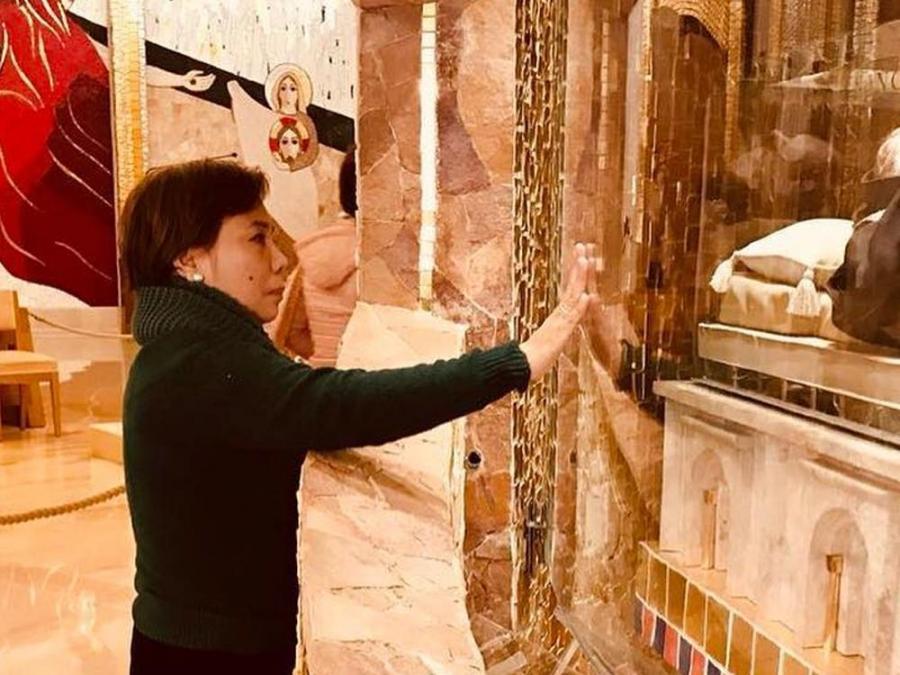 WATCH: Susan Enriquez, nakita ang incorrupt body ni Padre Pio | GMA ...