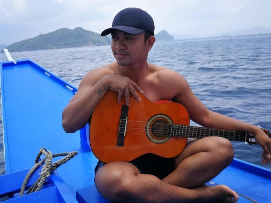 Nar Cabico, may awit para sa yumaong si Mommy Lydia ni Jennylyn Mercado ... Nar Cabico, may awit para sa yumaong si Mommy Lydia ni Jennylyn Mercado ...