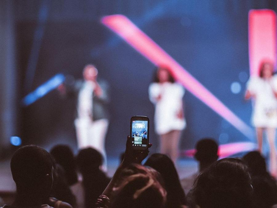 How to be a respectful and supportive fan to your idols