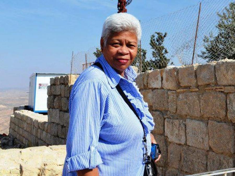 WATCH: Talent manager na si Cornelia "Tita Angge" Lee, pumanaw na | GMA ...