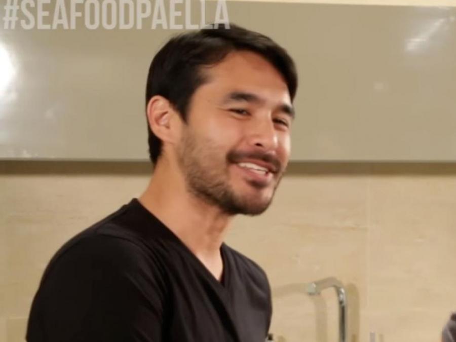 WATCH: Atom Araullo makes a super easy paella | GMA Entertainment