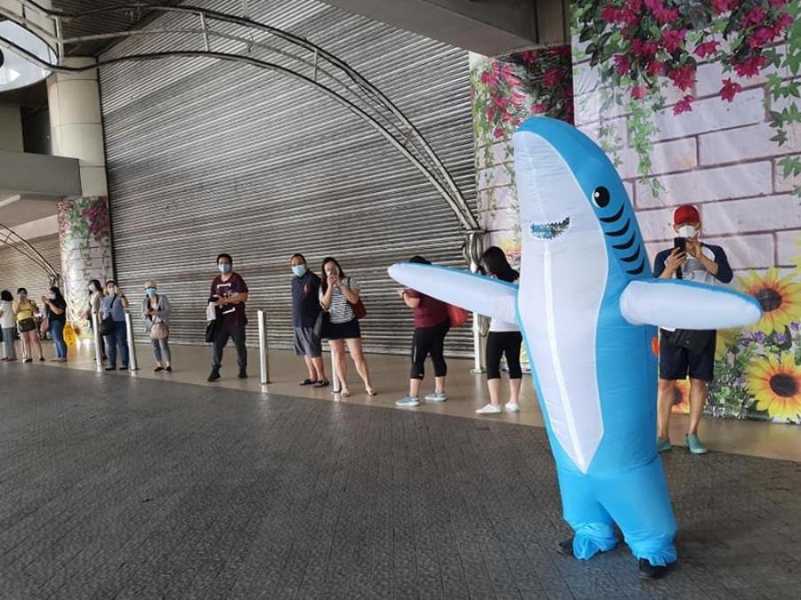 SPOTTED: A man goes grocery shopping in an inflatable shark suit | GMA ...