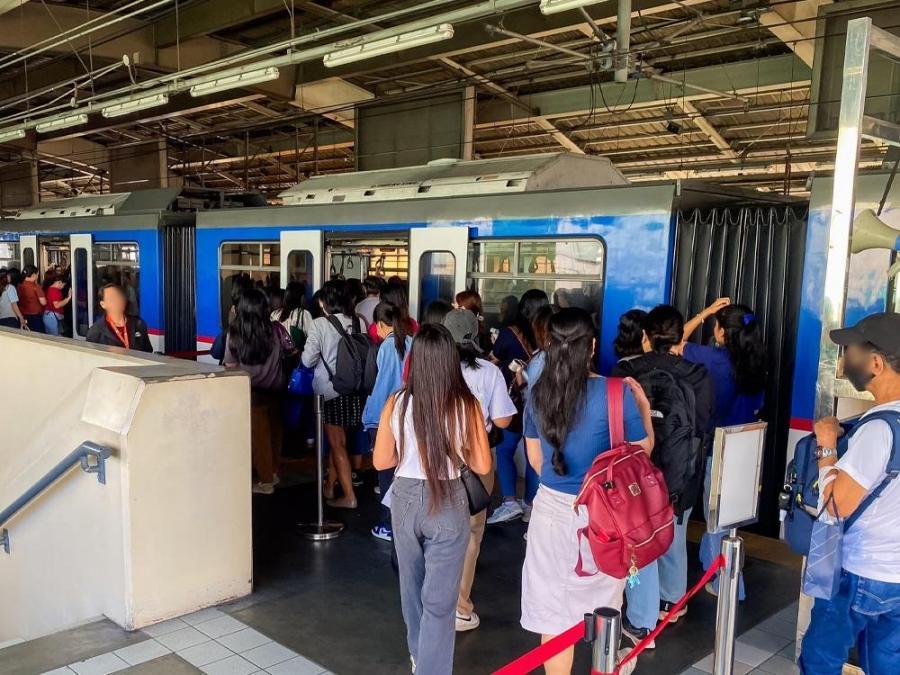 MRT-3 deploys four-car trains on peak hours
