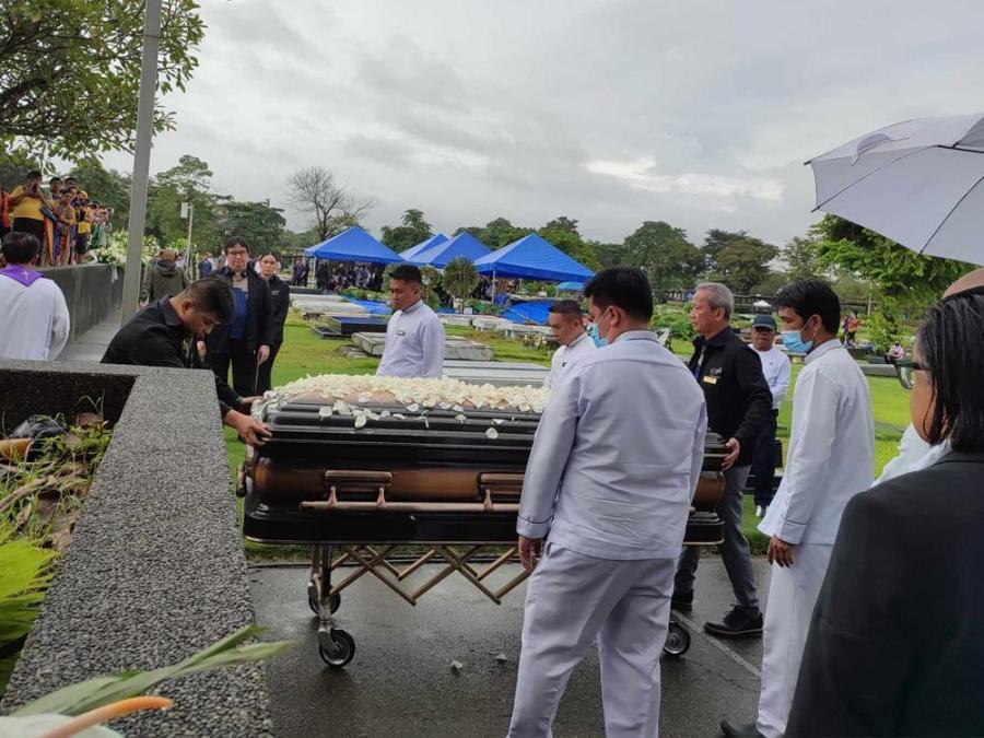 Mike Enriquez, inilibing na sa Marikina City | GMA Entertainment