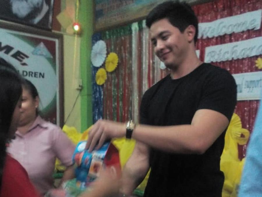 LOOK: Alden Richards, muling nagbigay-saya sa mga bata sa bahay ampunan ... LOOK: Alden Richards, muling nagbigay-saya sa mga bata sa bahay ampunan ...