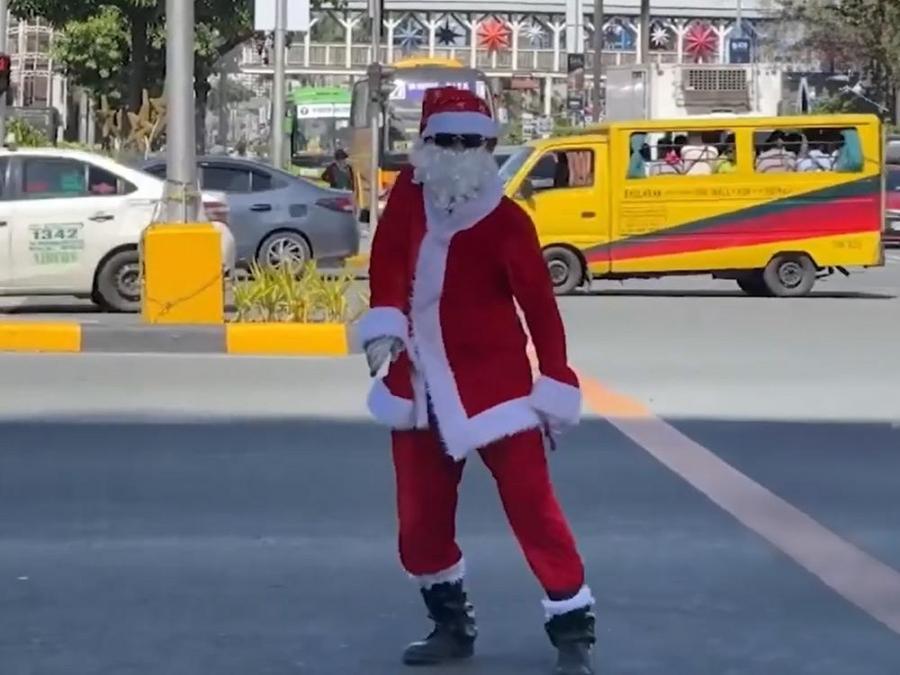 Dapat Alam Mo!: Dancing Santa Claus na traffic enforcer, matatagpuan sa ...