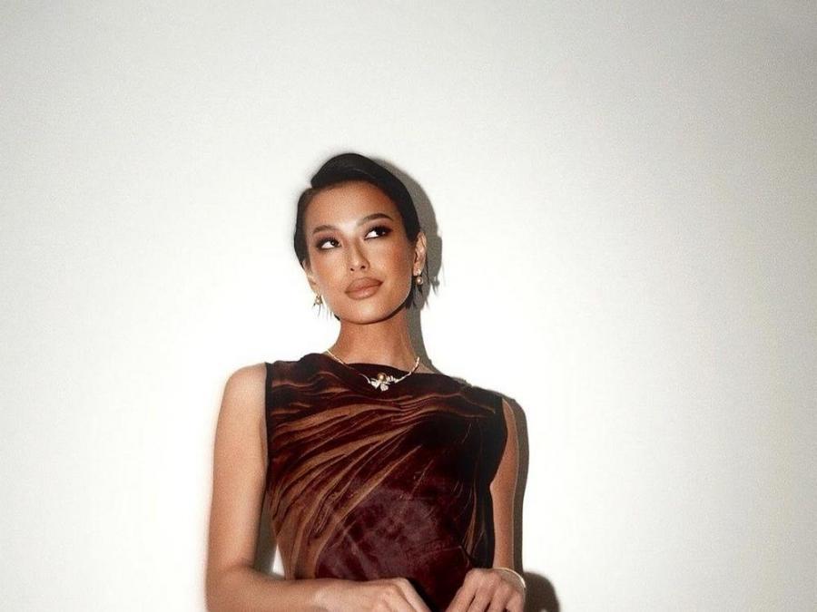 Michelle Dee looks sleek and stylish with her designer bag
