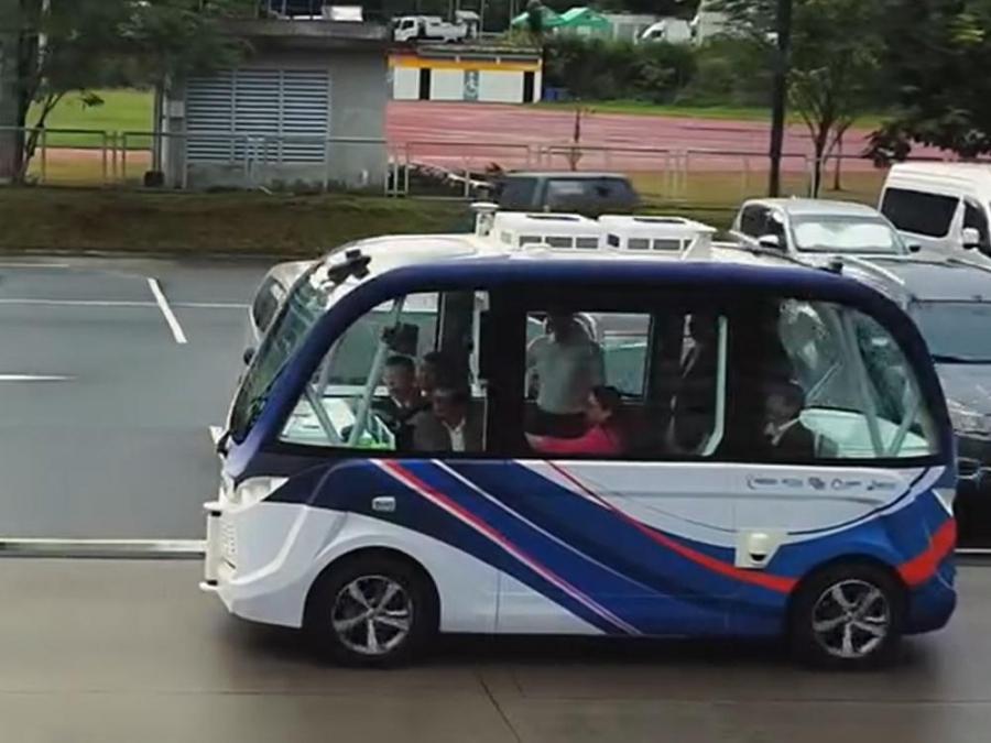 There are driverless minibuses visitors can use in Clark