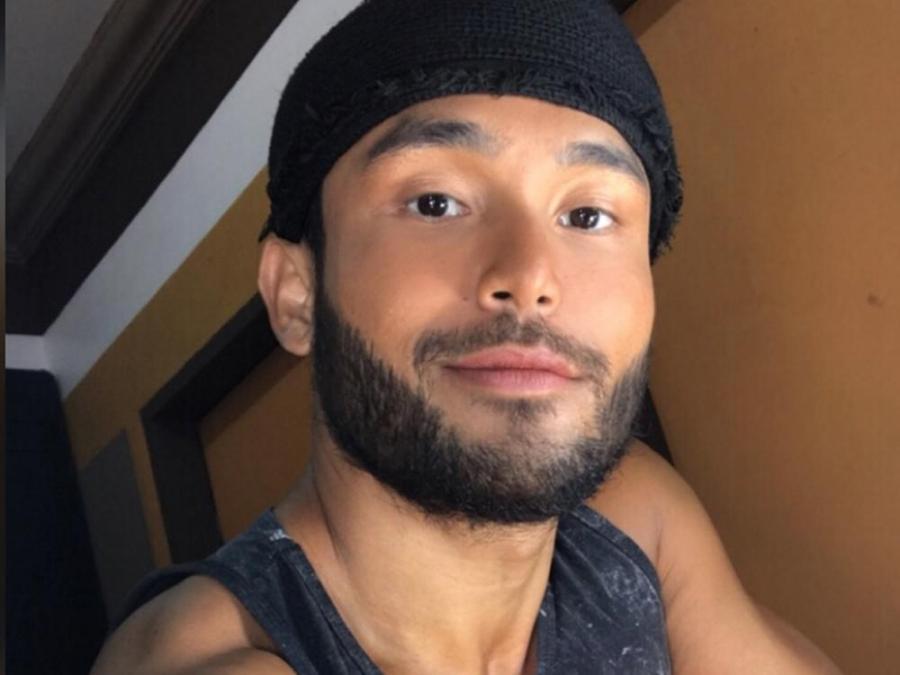 WATCH: Sinon Loresca, napatili sa albino python | GMA Entertainment