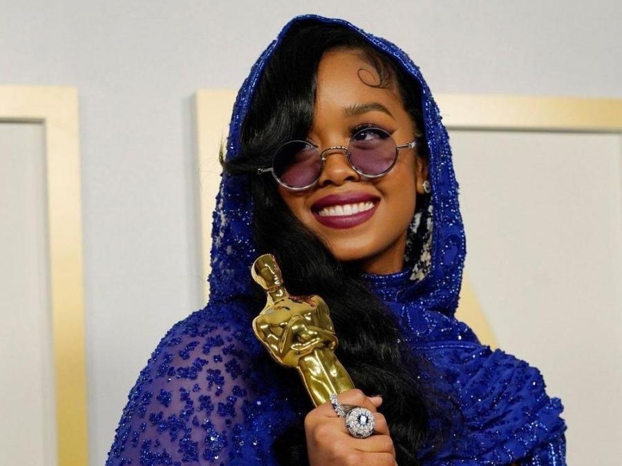 Filipino-American singer H.E.R., self-confessed Sharonian | GMA ...