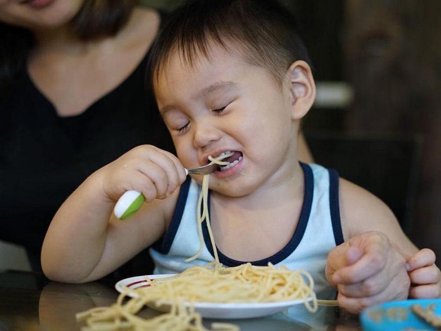 LOOK: Primo eats spaghetti a la TV commercial | GMA Entertainment
