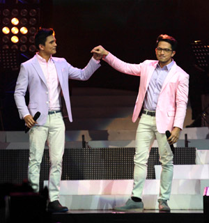 TomDen, in character habang inaawit ang mga kanta sa kanilang album ...