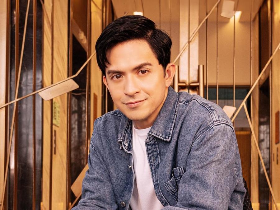 Dennis Trillo serenades couples at Kasalang Bayan in Bacoor | GMA ...