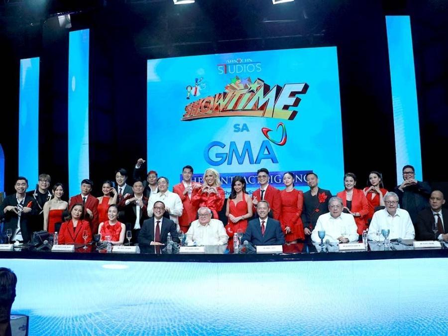 It's Showtime' hosts and their chic ensembles during the GMA contract signing