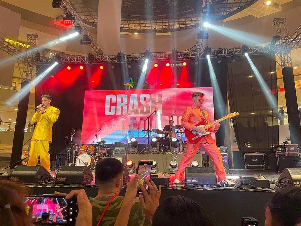 #GMAHOAAccess: Crash Adams shows love for OPM in 'Crashing Into Trinoma' concert | GMA Entertainment