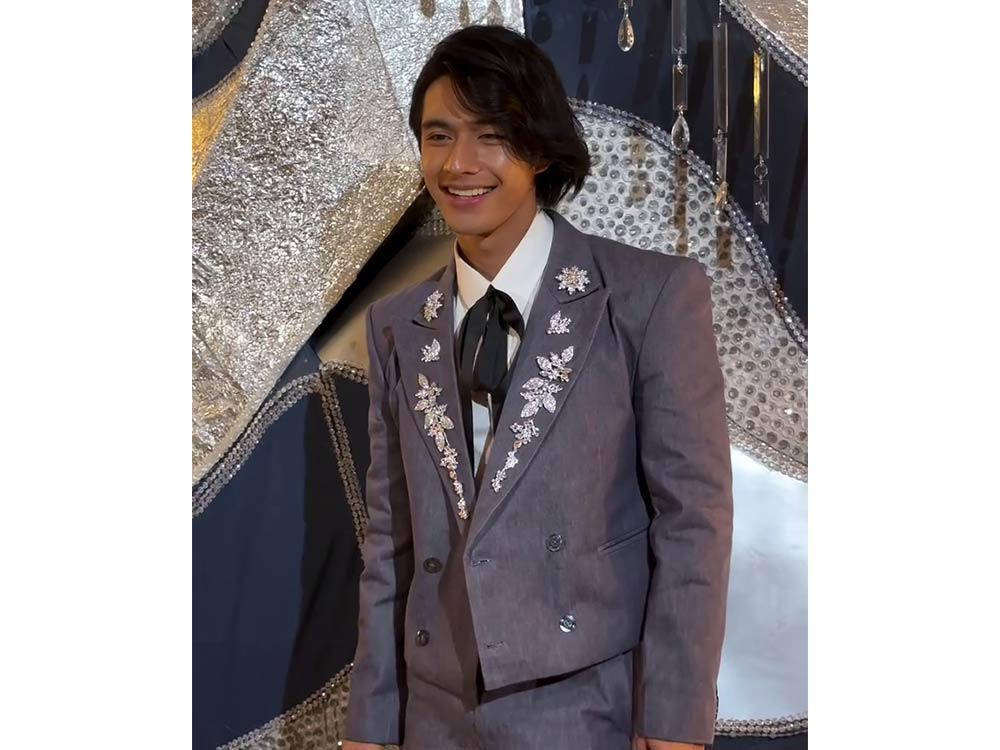 Alden Richards, Barbie Forteza, and more sparkle in denim and diamonds at the GMA Network ...