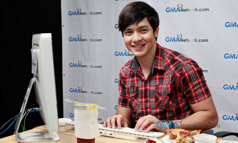 Alden Richards and Louise delos Reyes at the GMA Network Livechat | GMA ...