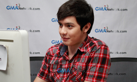 Alden Richards and Louise delos Reyes at the GMA Network Livechat | GMA ...