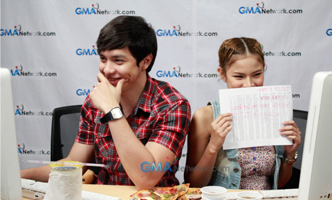 Alden Richards and Louise delos Reyes at the GMA Network Livechat | GMA ...