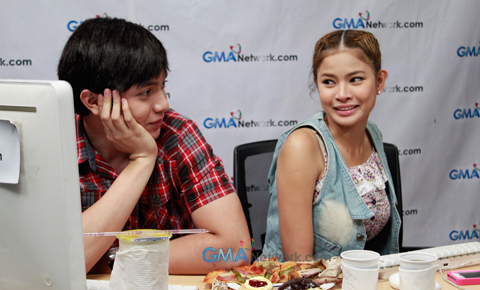 Alden Richards and Louise delos Reyes at the GMA Network Livechat | GMA ...