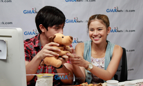 Alden Richards and Louise delos Reyes at the GMA Network Livechat | GMA ...