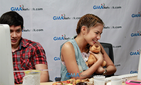 Alden Richards and Louise delos Reyes at the GMA Network Livechat | GMA ...
