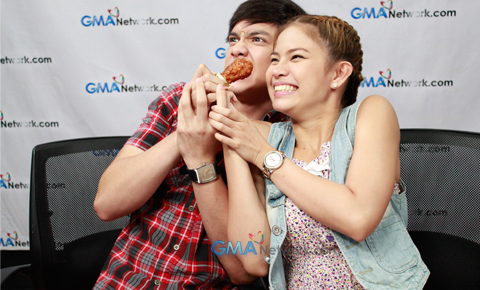 Alden Richards and Louise delos Reyes at the GMA Network Livechat | GMA ...