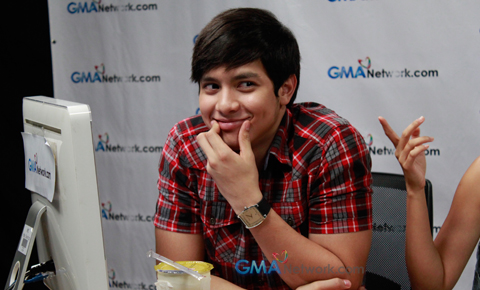 Alden Richards and Louise delos Reyes at the GMA Network Livechat | GMA ...