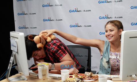 Alden Richards and Louise delos Reyes at the GMA Network Livechat | GMA ...
