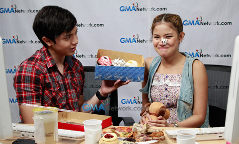 Alden Richards and Louise delos Reyes at the GMA Network Livechat | GMA ...