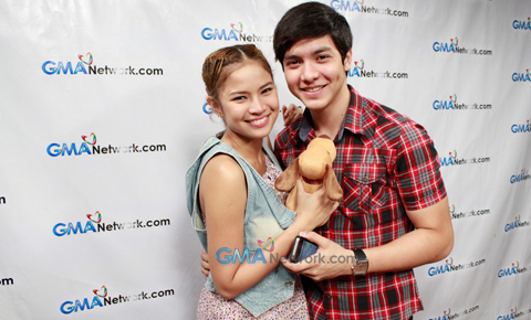 Alden Richards and Louise delos Reyes at the GMA Network Livechat | GMA ...