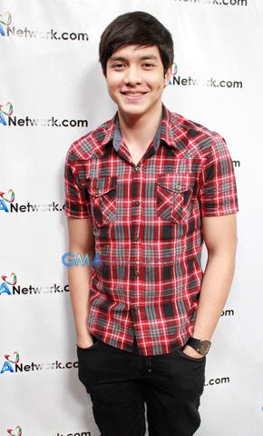 Alden Richards and Louise delos Reyes at the GMA Network Livechat | GMA ...