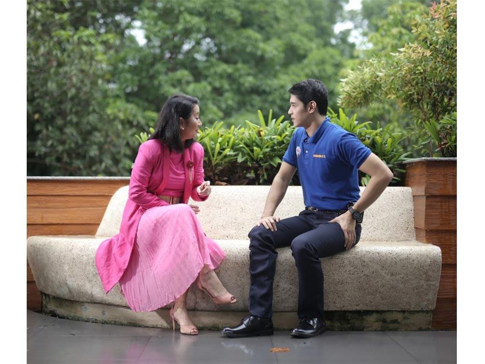 LOOK: Ang powers ni Captain Barbie | GMA Entertainment