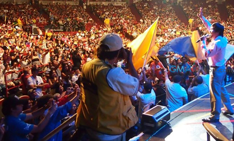 Manny Many Prizes at the Gibson Amphitheatre | GMA Entertainment