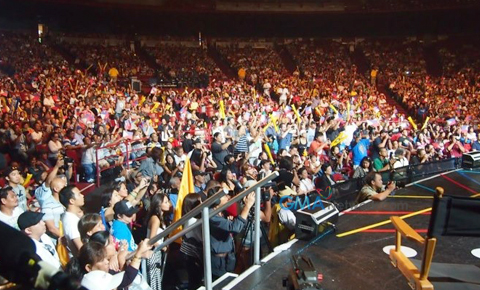 Manny Many Prizes at the Gibson Amphitheatre | GMA Entertainment