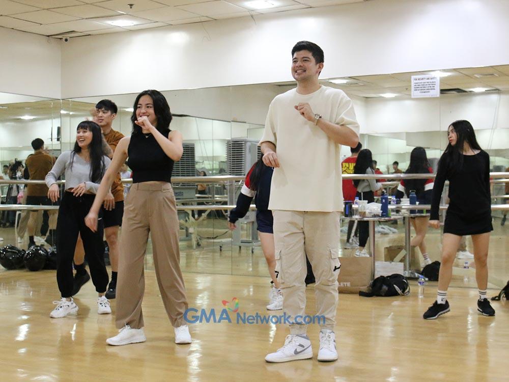 TINGNAN: Julie Anne San Jose at Rayver Cruz, naghahanda na para sa 'JulieVerse' concert | GMA ...