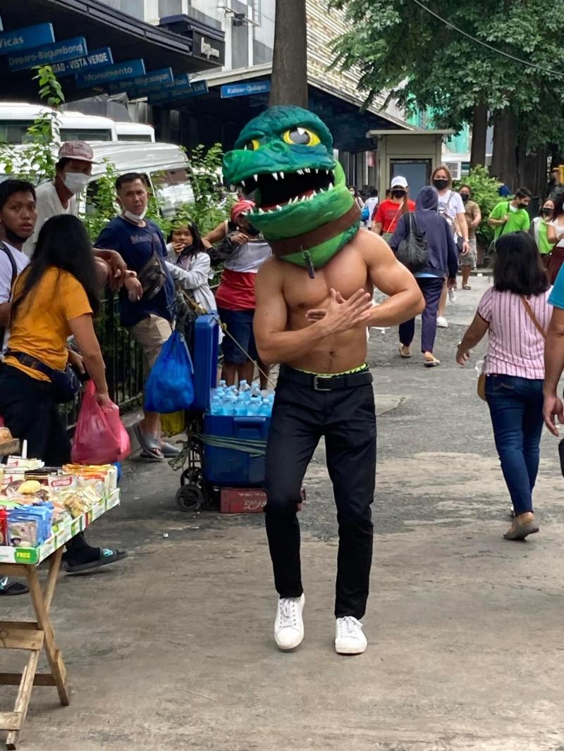 #DaksSpotted: Crocodile mascot na may abs, gumala sa Metro Manila para ...